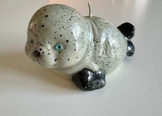 Candela di cera a forma di foca.
