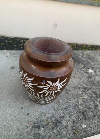 vaso in legno decorato a mano
