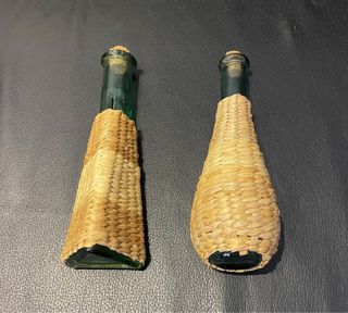 N. Nuove. 2 Bottiglie in vetro verde, impagliate.