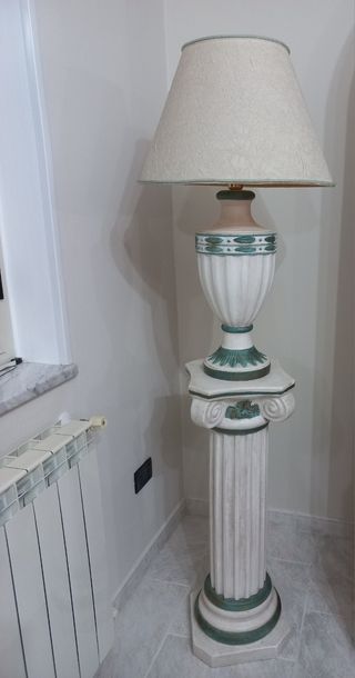 Lampada da terra con colonna