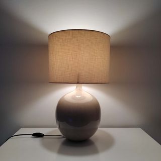 Lampada da tavolo con base in ceramica
