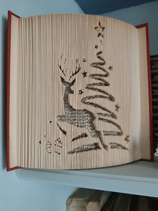 Albero di natale e cervo scultura su libro