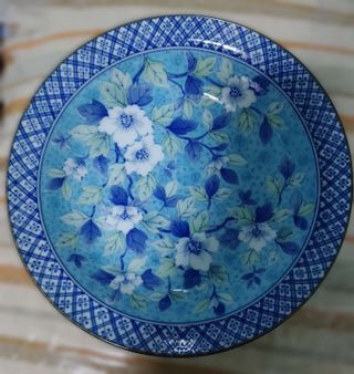VASSOIO tondo fiorato, fantasia tonalità pastello.