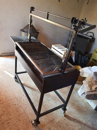 Barbecue in acciaio, costruito artigiano