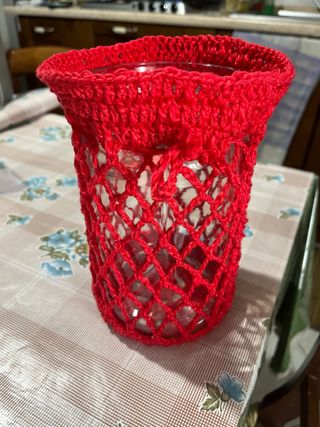 Vaso con portavaso all’uncinetto.