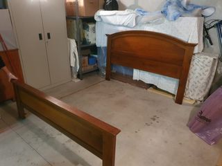 Letto in legno in arte povera con cassettone