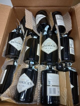 Bottiglie di gin vuote