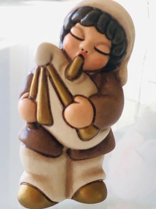 Presepe Thun Classico. Zampognaro variante bianca