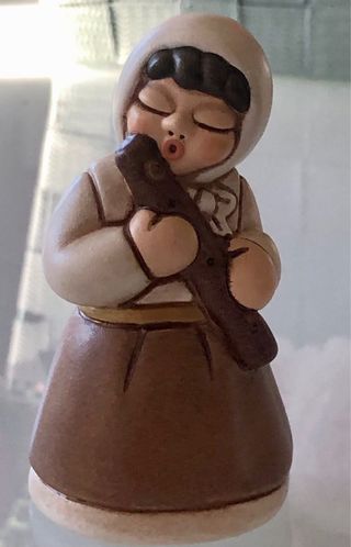 Presepe Thin Classico. Donna con flauto bianca