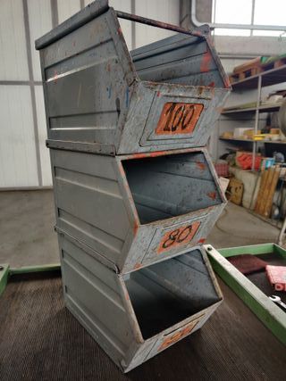 Set di 4 cassette metalliche impilabili.