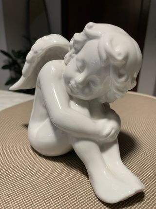 Angelo / Putto seduto in ceramica bianca