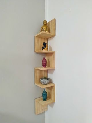 Scaffale da parete ad angolo fatto a mano in legno