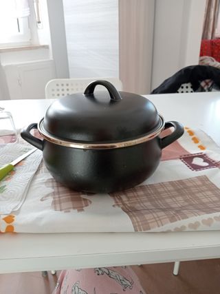 Pentola con coperchio