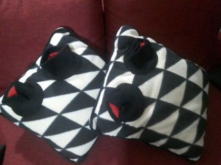 cuscini divano con calzini scaldapiedi