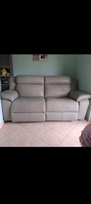Divano in pelle colore grigio