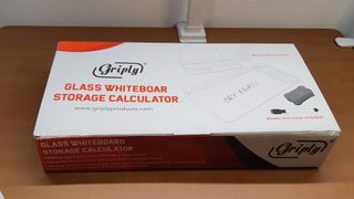 Lavagna da tavolo con calcolatrice e portaoggetti