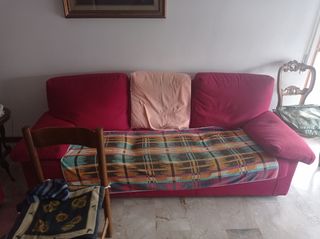 Divano a tre posti in velluto rosso