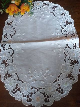 Elegante centro ovali, ricamo a mano. 40x27 cm.