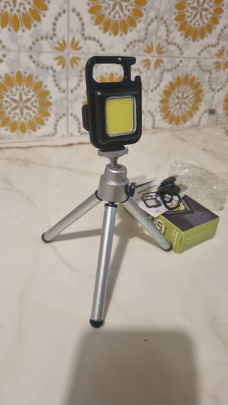 Mini luce led con monopiede.