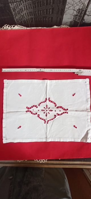 Centrino ricamato a mano