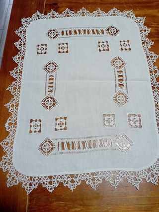 Centro tutto ricamato a mano bianco