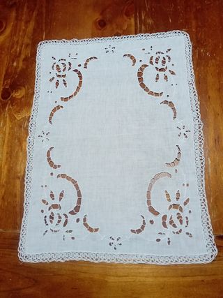 Centro tutto ricamato a mano