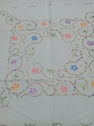 Tovaglietta tutta ricamata a mano