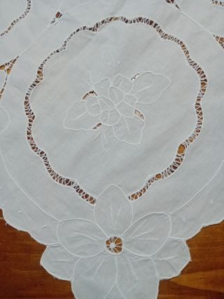 Tovaglia bianca intaglio a macchina