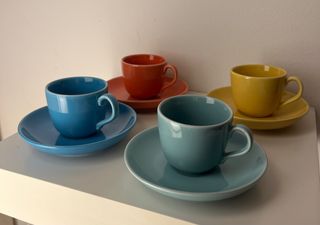 4 tazzine con piattino colorate