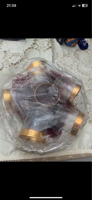 bicchieri con bordo dorato