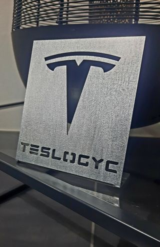 Fermarcate Design Tesla in Ferro Zincato