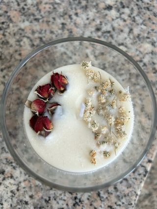 candela profumaya artigianale con decorazioni