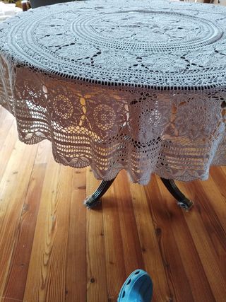 Copritavolo tonda a uncinetto