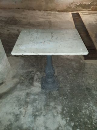 Tavolino con base in ghisa e piano in marmo