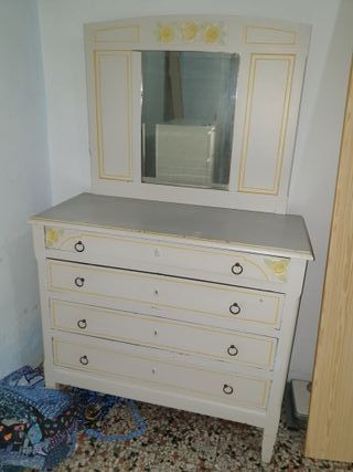 Comò fine Ottocento dipinto di bianco