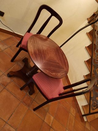 Tavolino rotondo con sedie