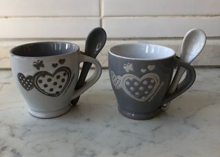 Coppia di tazzine da caffè con cucchiaini
