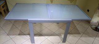 Tavolo moderno piano in vetro con sedie