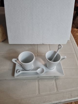 Due tazzine con vassoio e due cucchiaini