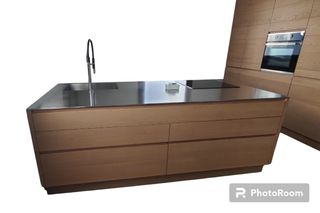 Cucina con elettrodomestici in legno