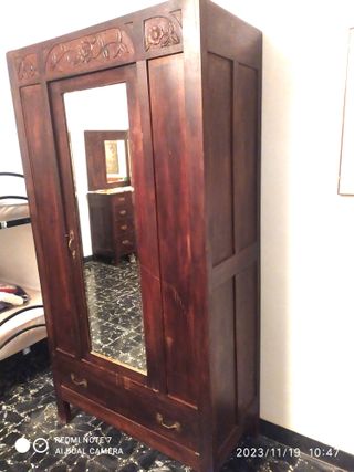 armadio in legno ad un'anta con specchiera