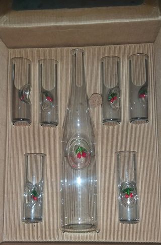 Kirschwasser bottiglia e bicchierini