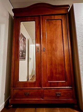 Armadio d'epoca con specchio