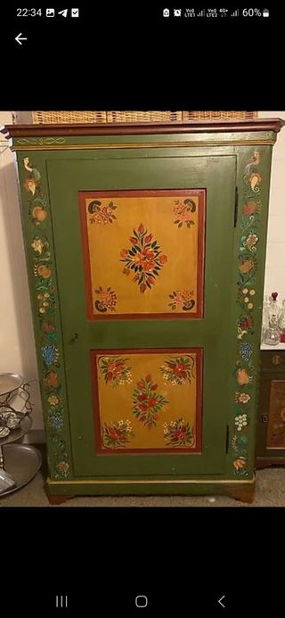 Armadio antico decorato