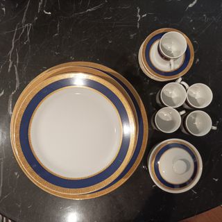 Set piatti con bordo blu e oro