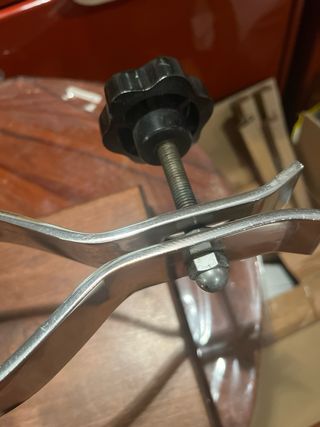 sella in acciaio su supporto legno x prosciutto