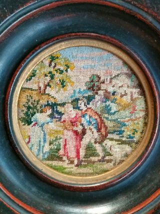 Piccola cornice antica con micro ricamo