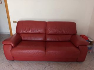 divano a due posti in pelle, molto comodo.