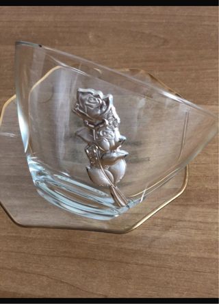 vaso di vetro con una rosa di argento