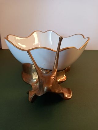 centrotavola in porcellana con lumaca in ottone